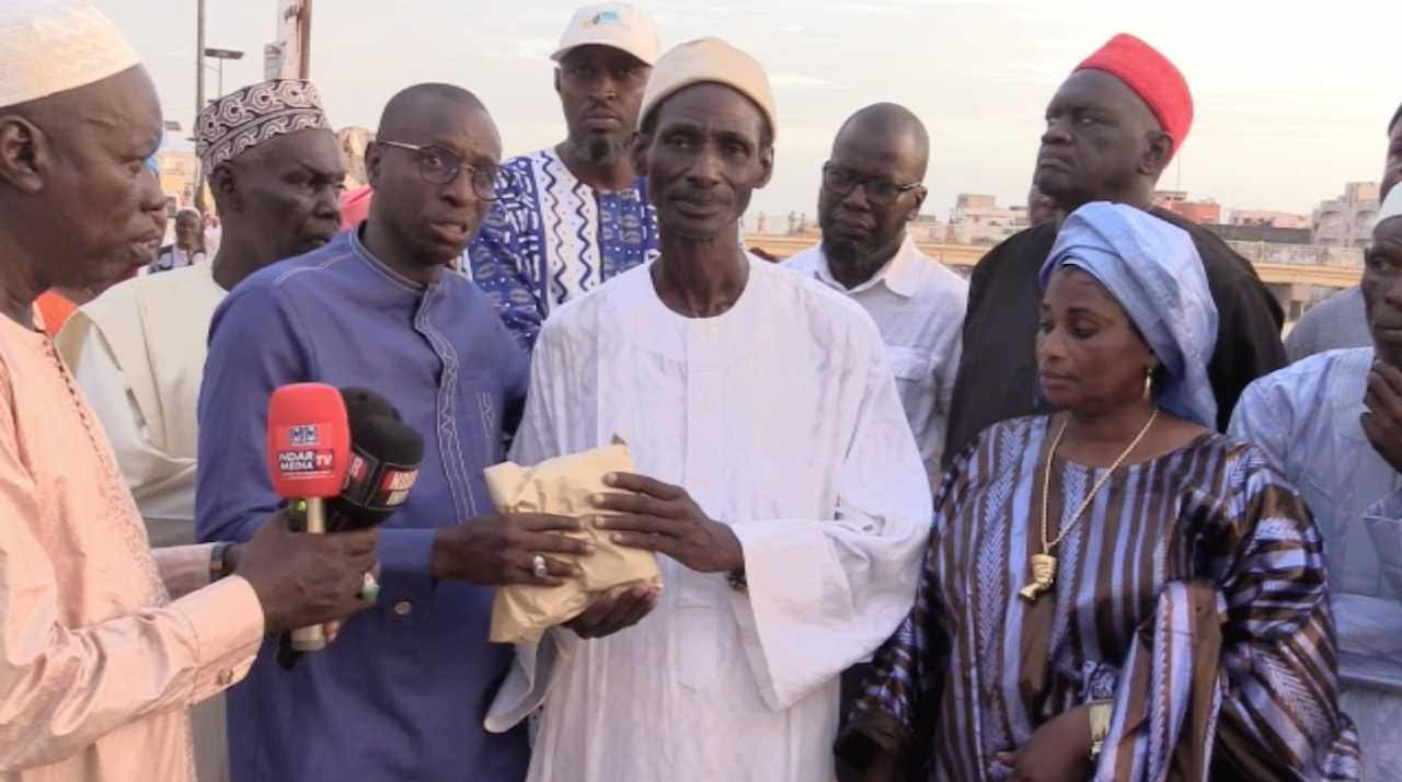 Appui aux régates : Abdoulaye SYLLA, le PDG d'Ecotra, remet une ...